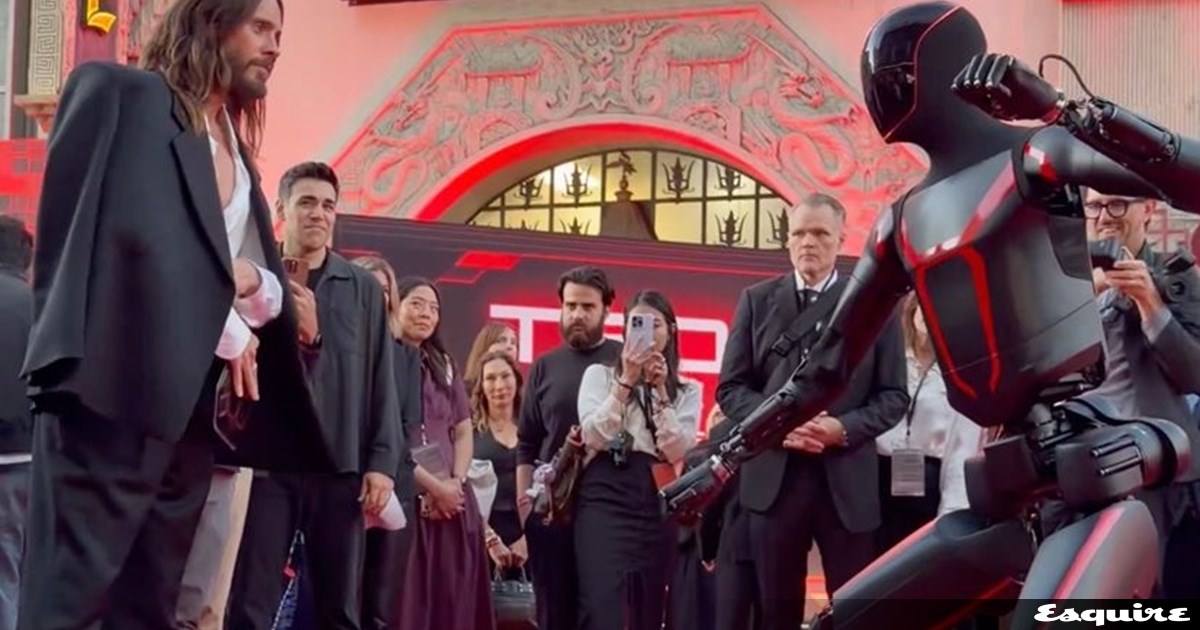 Tesla Optimus εναντίον Jared Leto (video)