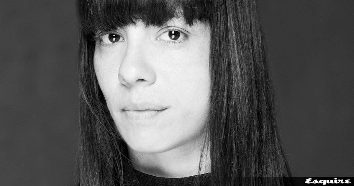 Η Violet Louise θέλει συνεχώς να εξερευνά παράξενες ιστορίες